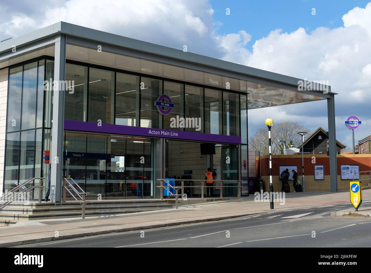 London-TFL Rail Bahnhof Acton Main Line auf der neuen Elizabeth Line in ...