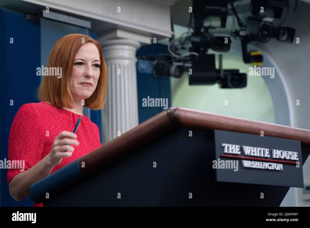 Die Pressesprecherin des Weißen Hauses, Jen Psaki, hält am Montag, den 2. Mai 2022, eine ...