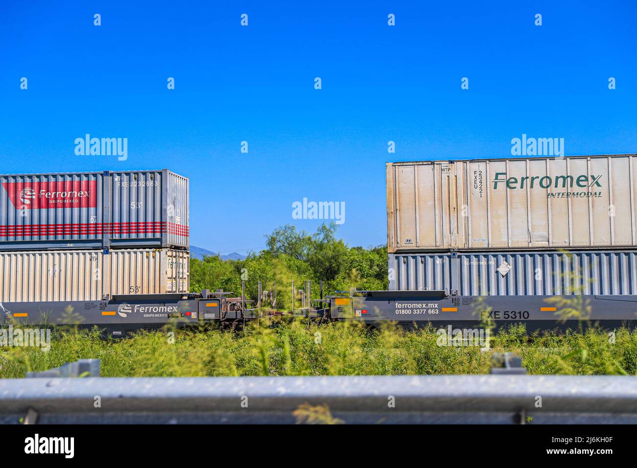 Feromex Company Zug durch Navojoa, Sonora Mexiko. Mexikanischer Verkehr ...