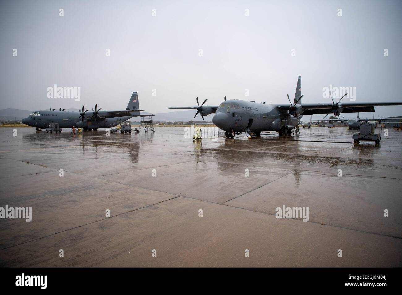 Die US Air Force C-130J Super Hercules Flugzeuge, die dem 37. Airlift ...