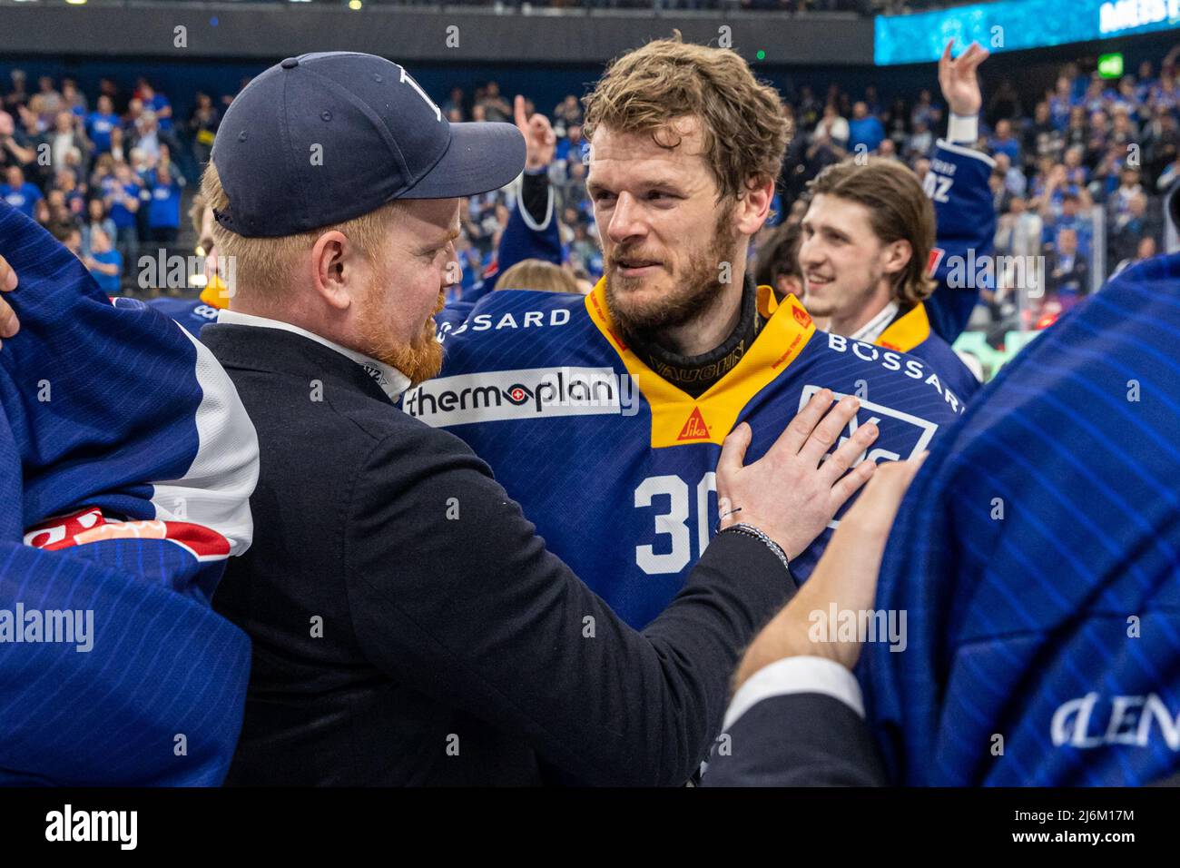 Simon Pfister und Torwart Leonardo Genoni #30 (EV Zug) während des ...