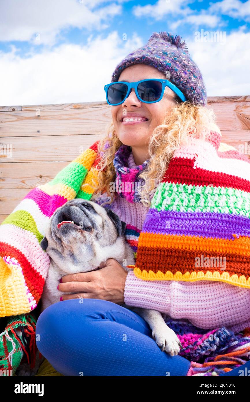 Reife blonde frau mit hund im winter -Fotos und -Bildmaterial in hoher ...