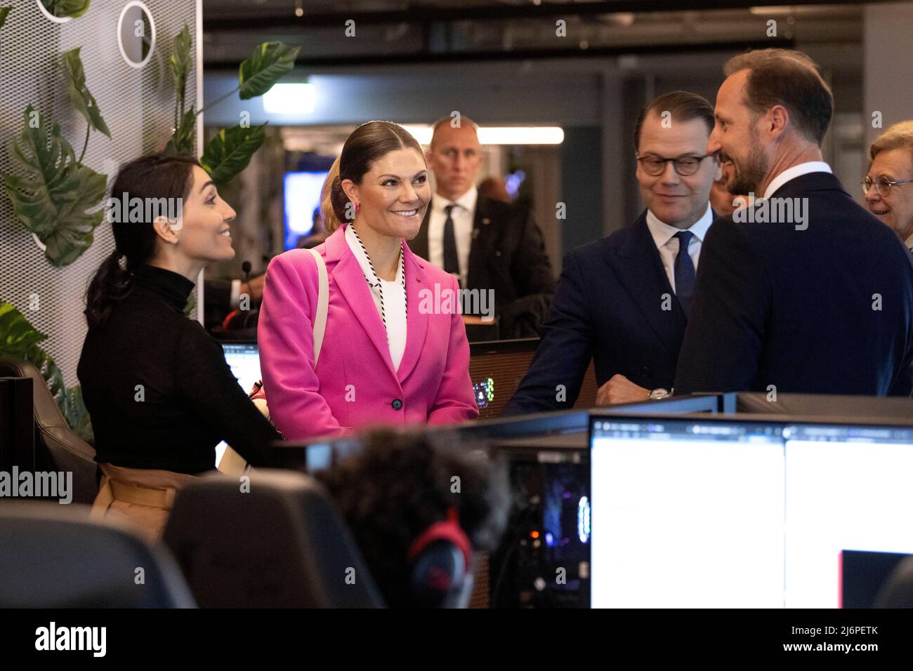 Prinz daniel und kronprinzessin victoria besuchen den weltraum in ...