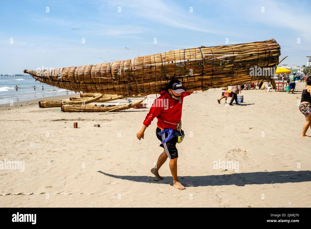 Ein Fischer mit Einem Caballito de Totoro (traditionelles Schilfboot ...