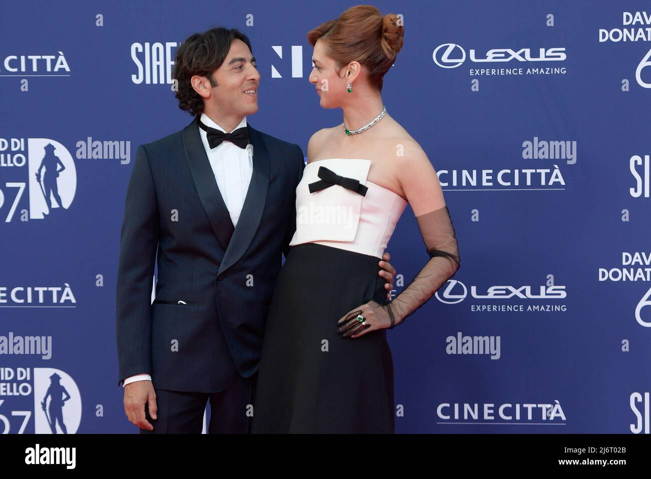 Miriam Leone (R) und Paolo Carullo (L) nehmen am roten Teppich des ...