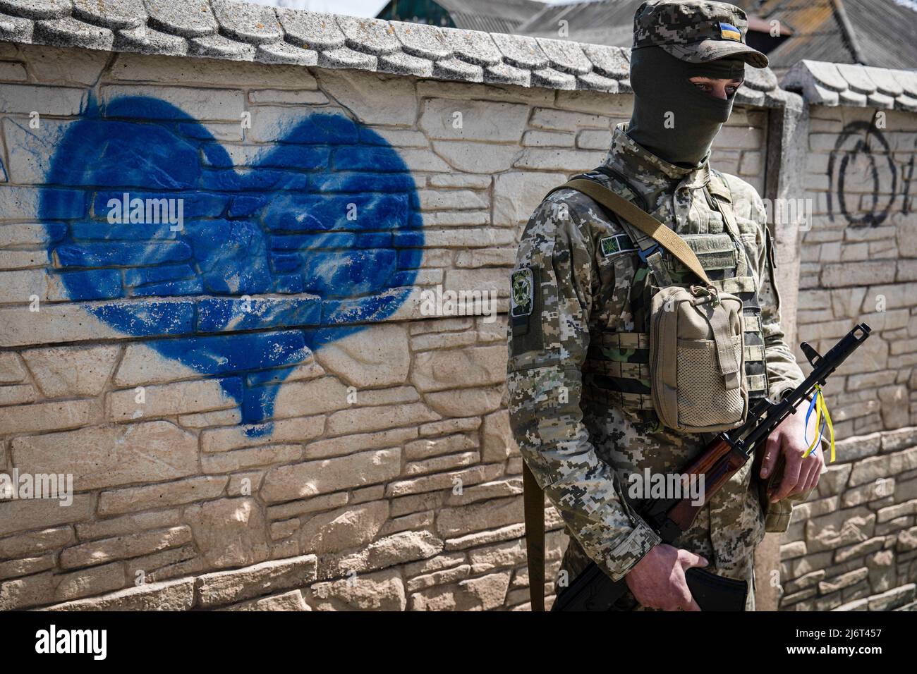 25. April 2022, Kharkiv, Ukraine: Ein ukrainischer Soldat posiert vor einer Wand aus ...