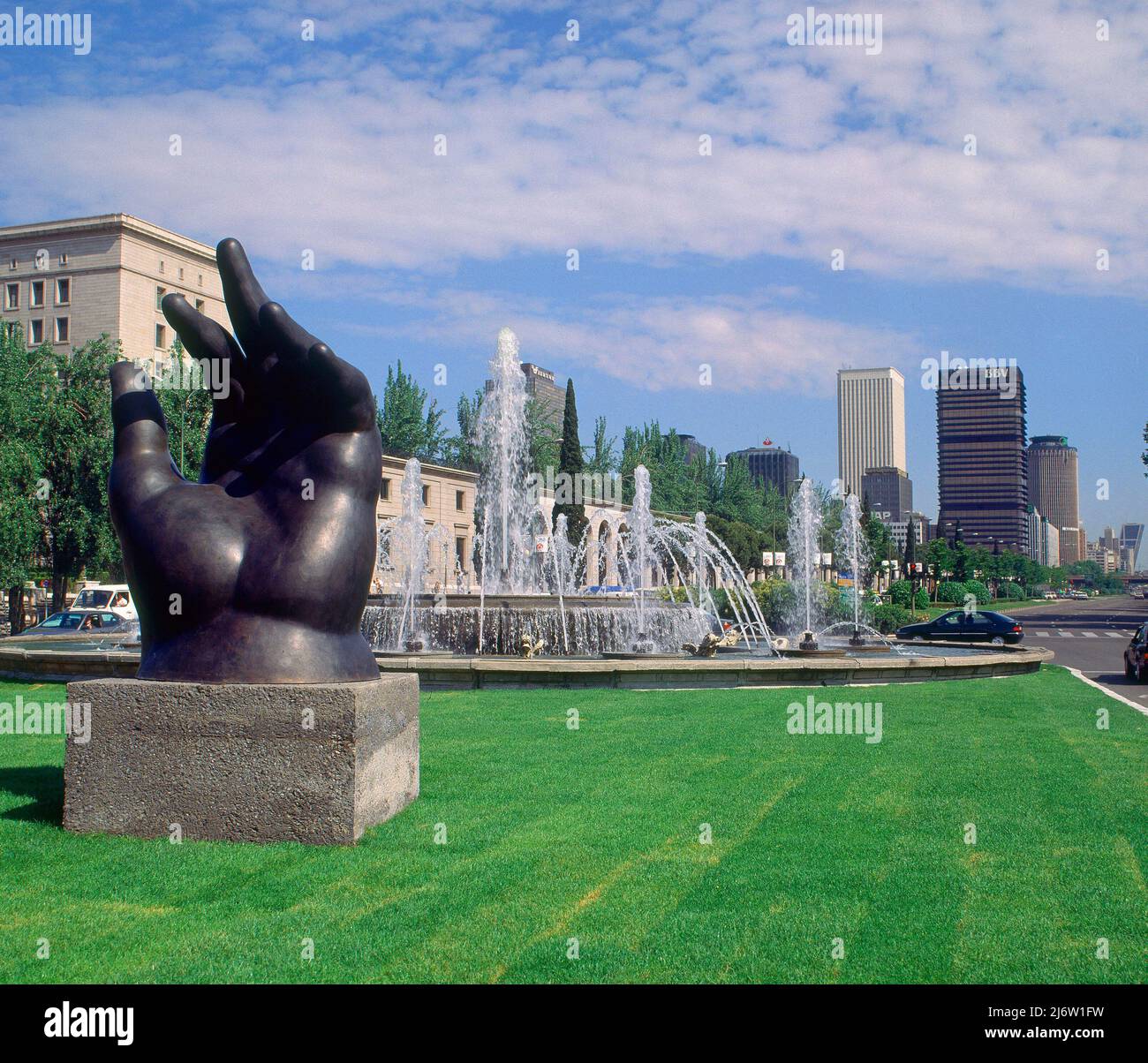 VISTA DE LA ESCULTURA DE BOTERO-FUENTE-NUEVOS MINISTERIOS Y PASEO DE LA ...