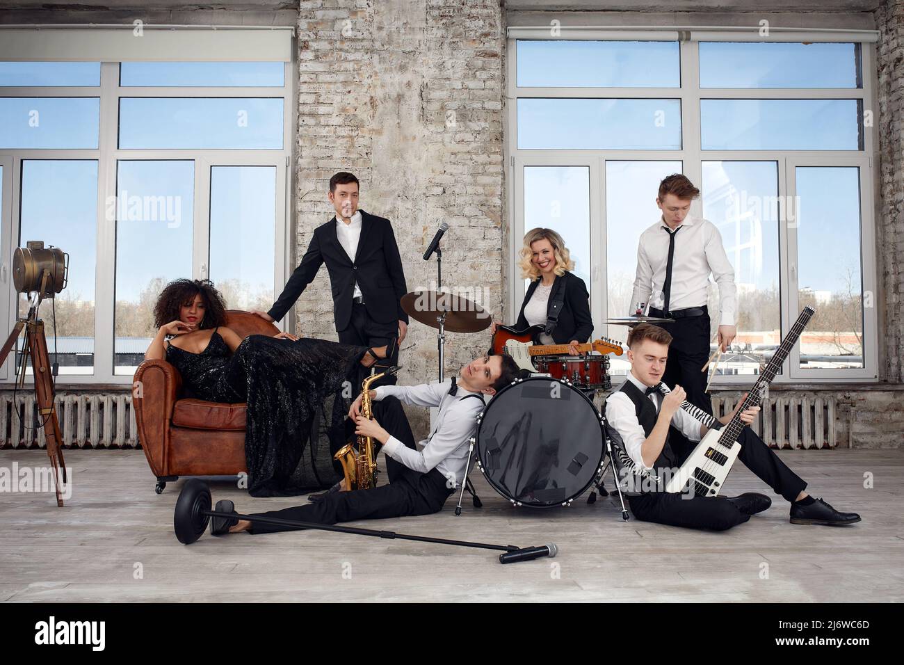 Wiederholung der multi ethnischen Jazz Band im Loft. Bassgitarrist, E ...