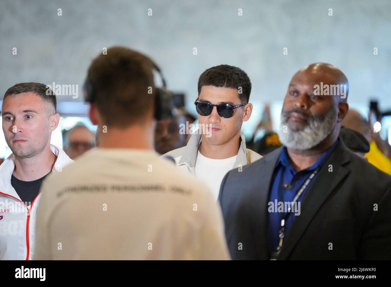 LAS VEGAS, NV - 3. Mai: Dmitry Bivol geht in die Lobby, um von Fans im ...