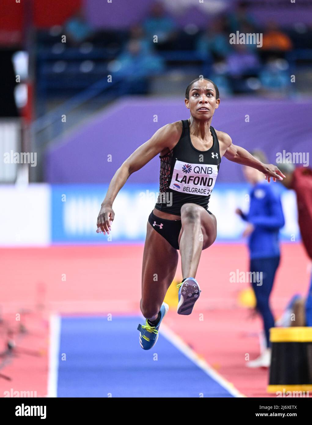 Thea Lafond springt bei der Belgrader Hallenweltmeisterschaft 2022 in ...