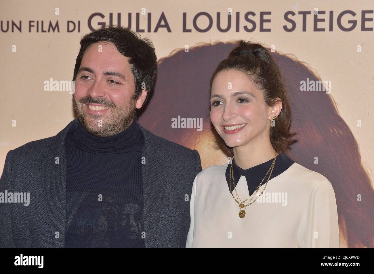 Giulia Louise Steigerwalt und Matteo Rovere nehmen an der Premiere des ...