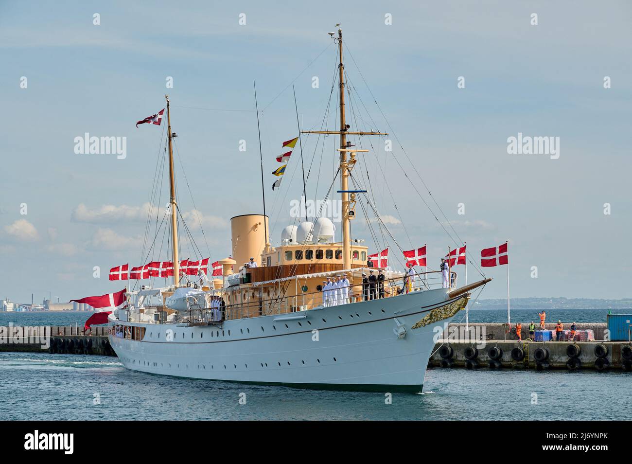 Das Königsschiff Dannebrog kommt am 4. Mai 2022 im Hafen von Kopenhagen ...