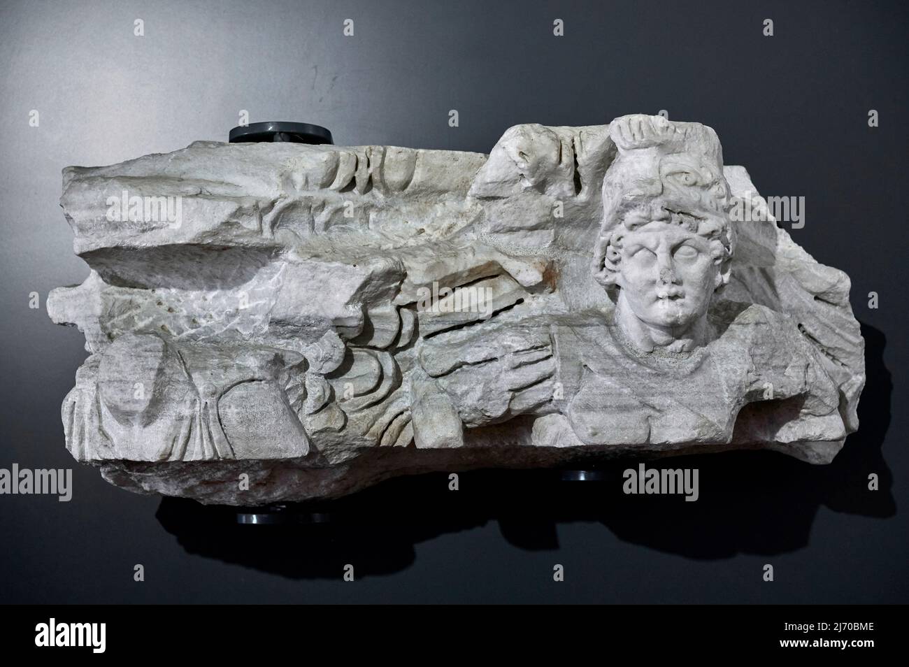 capitello frammentario con guerriero e vittoria - marmo greco - fine II ...