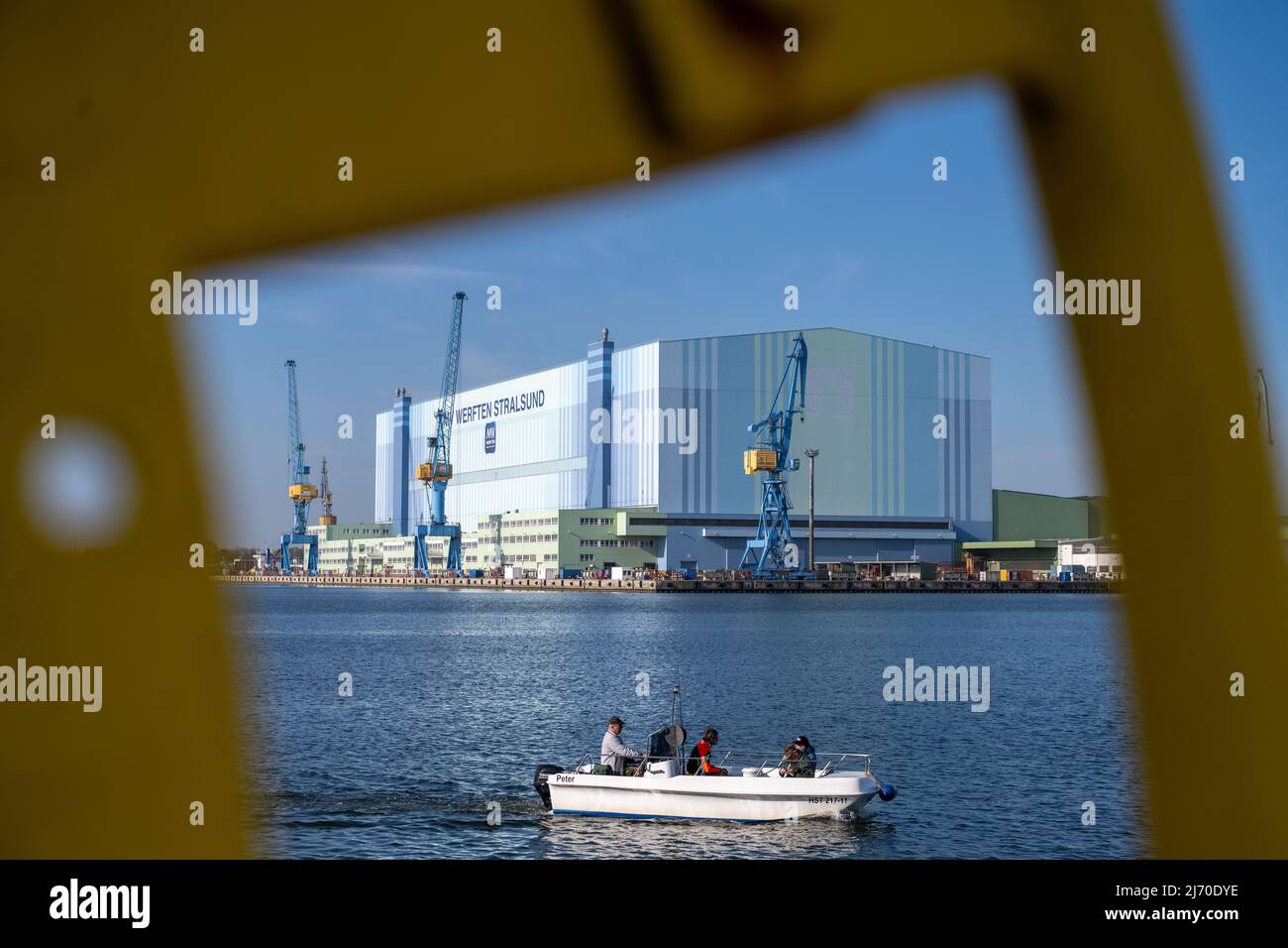 05. Mai 2022, Mecklenburg-Vorpommern, Stralsund: Blick auf das MV ...