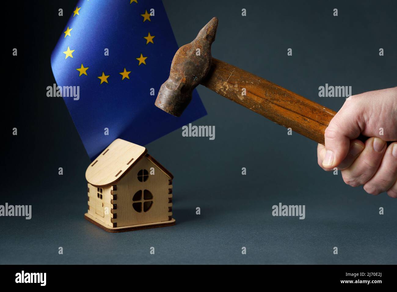 Über dem Haus wird ein Hammer mit der Flagge der Europäischen Union ...