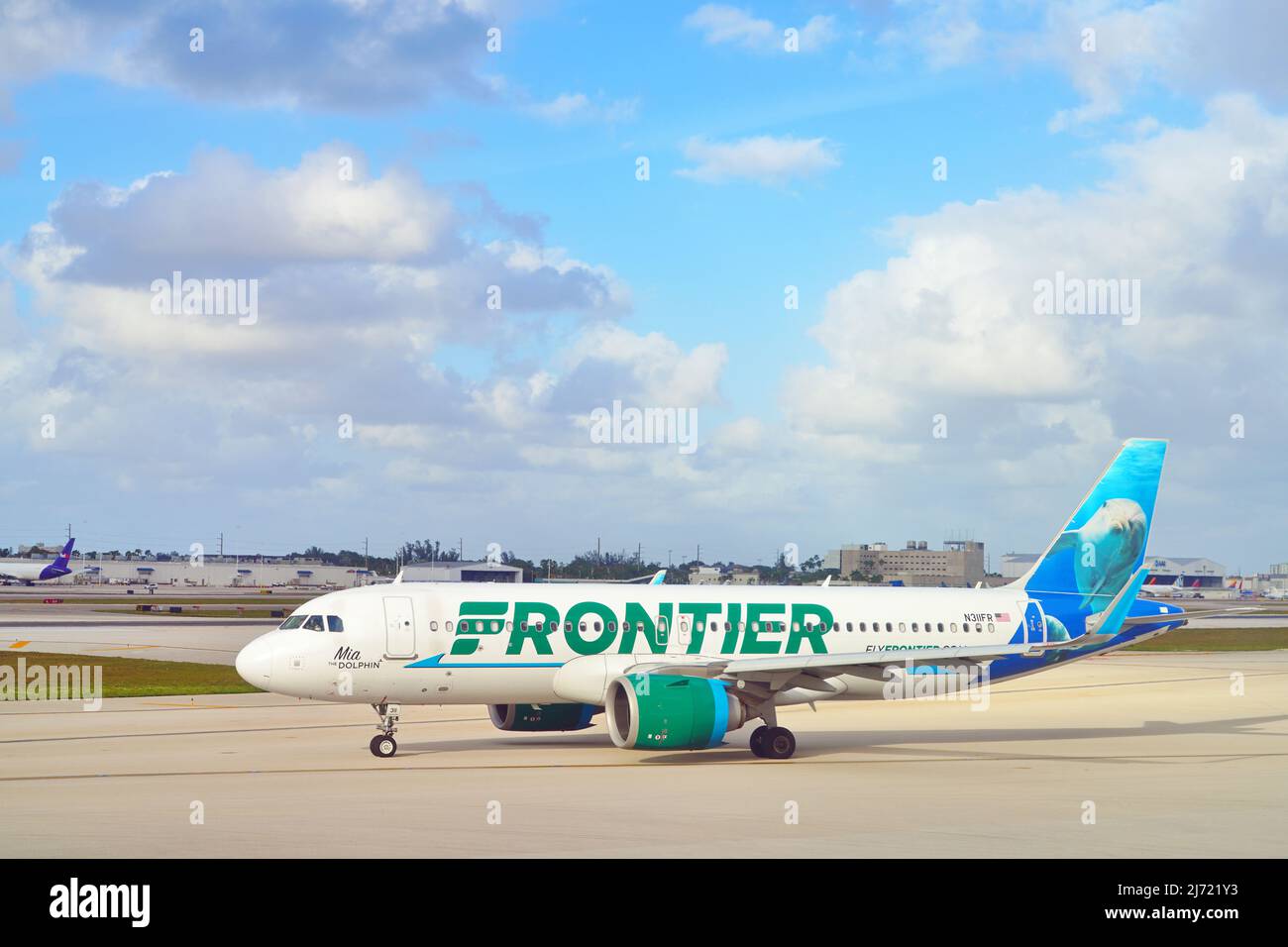 MIAMI, FL -13 MAR 2022- Blick auf ein Flugzeug von Frontier Airlines ...