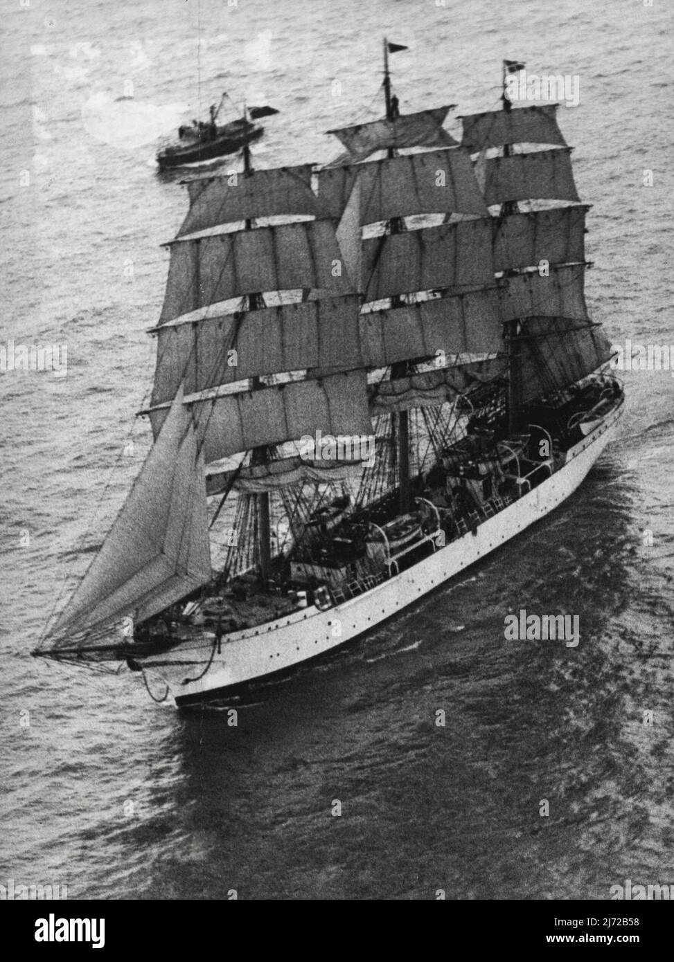 Ein vollgetakeltes Schiff segelt den Kanal hinunter -- Kadetten setzen ...