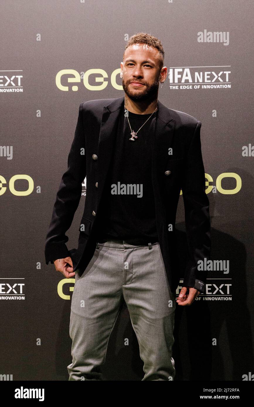 05. Mai 2022, Berlin: Fußballer Neymar Jr. auf dem roten Teppich zur ...