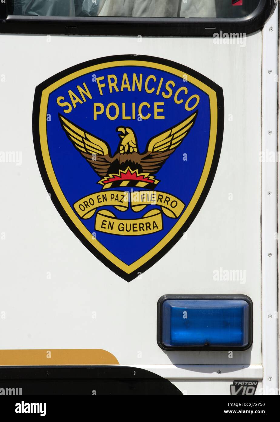 Ein Schild der San Francisco Police Department mit dem Motto der ...