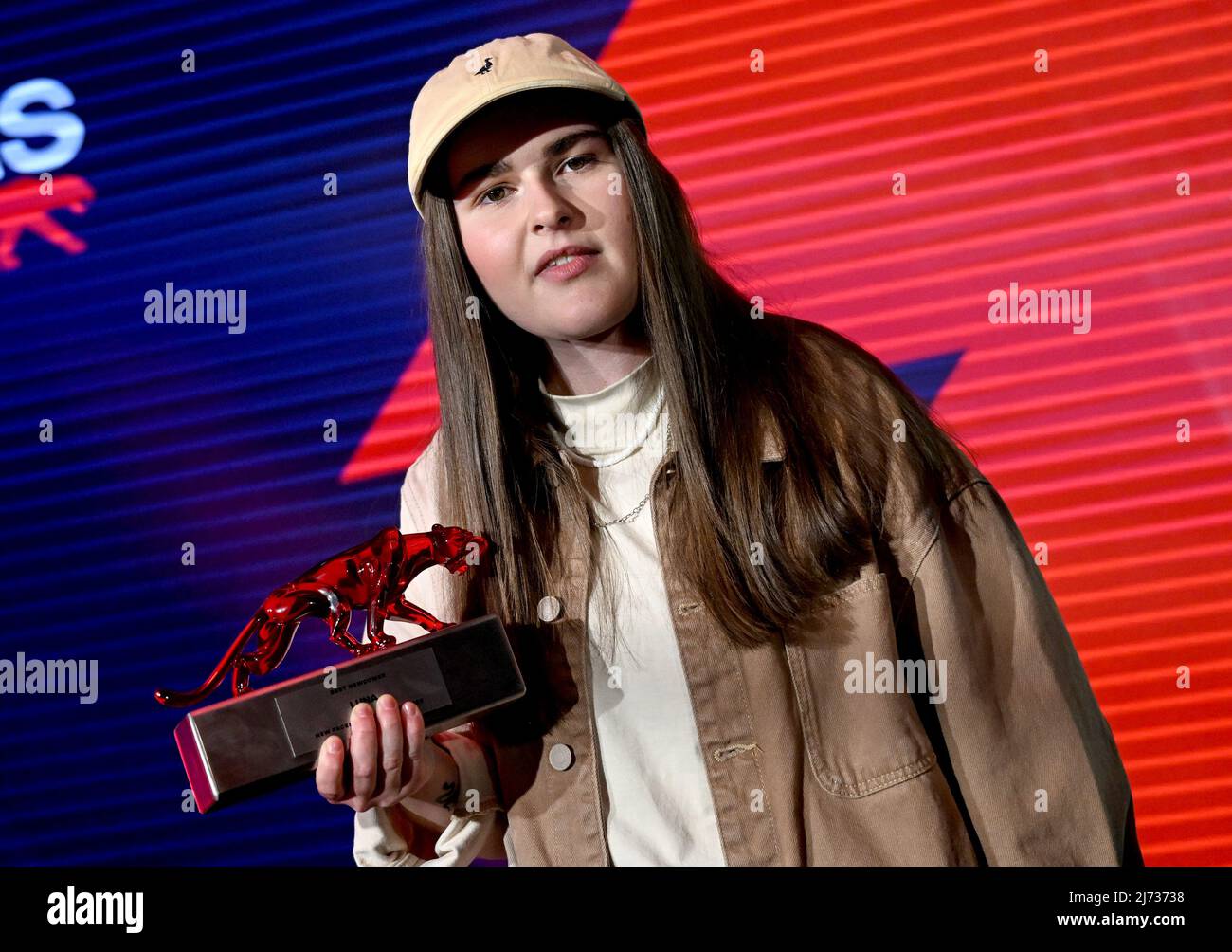 05. Mai 2022, Berlin: Sängerin Luna zeigt ihre Auszeichnung 'Best ...