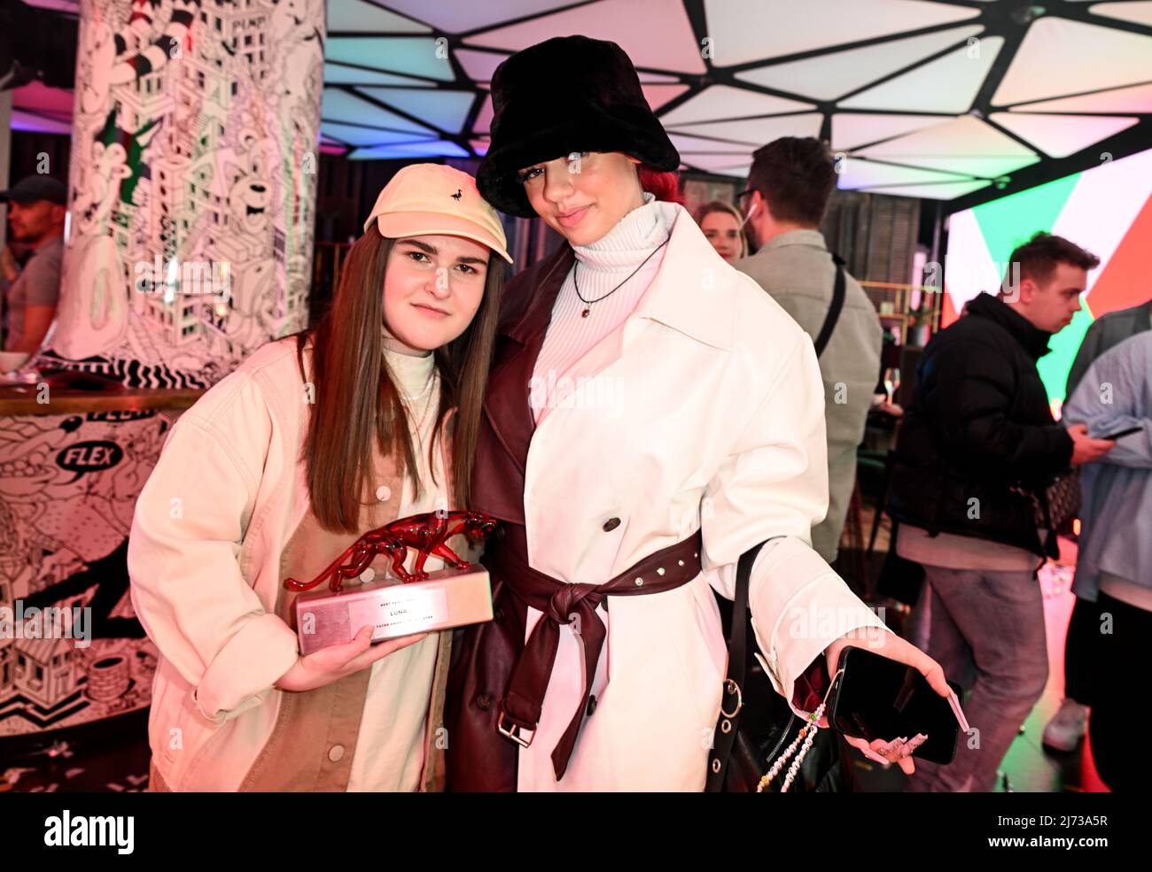 05. Mai 2022, Berlin: Musiker Luna (l) und Badmomzjay auf der Bunte New ...