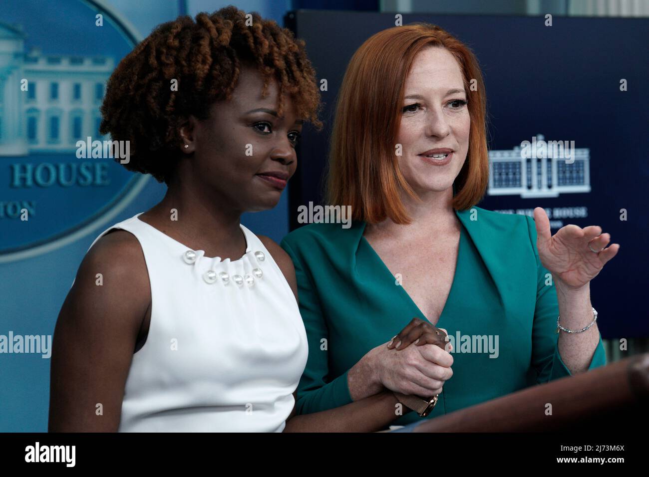 Jen Psaki (R), die Pressesprecherin des Weißen Hauses, stellt Karine Jean-Pierre ab dem 13. Mai ...