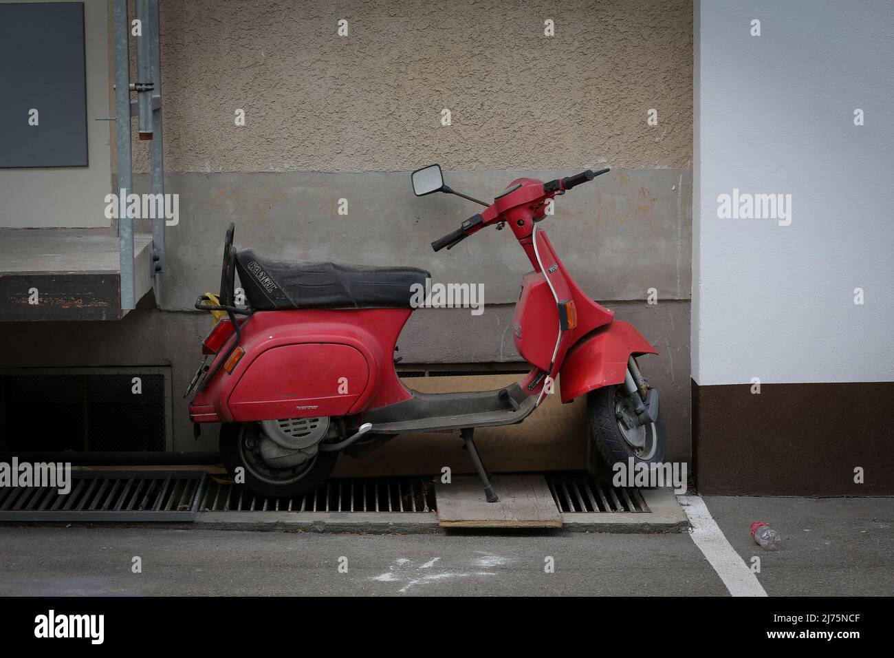 Roter vespa roller -Fotos und -Bildmaterial in hoher Auflösung - Seite ...