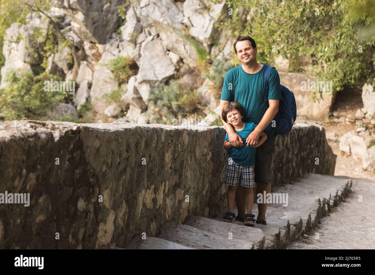 Vater und sein kleiner Sohn klettern die Treppe auf den Ruinen der Festung St. John in der Bucht ...