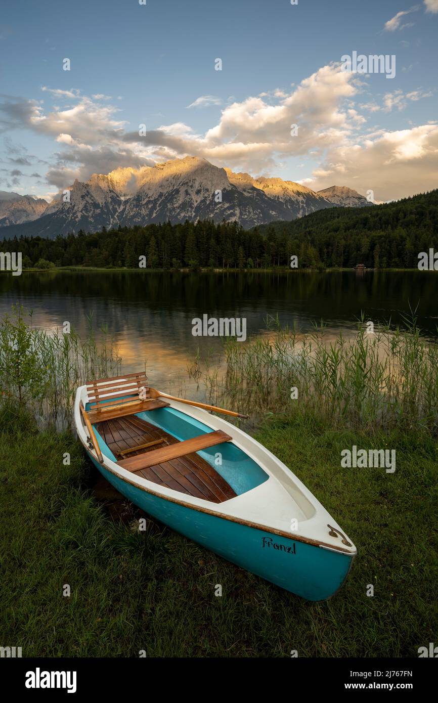 Das Ruderboot liegt am Ufer des kleinen Lautersee bei Mittenwald in den ...