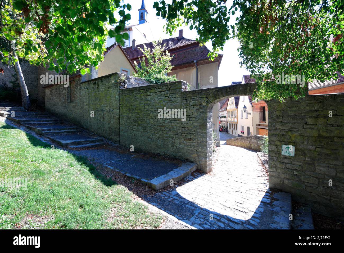 Stadtmauer, Stadtbefestigung, Gasse, Blick auf die Stadt, Herbst ...