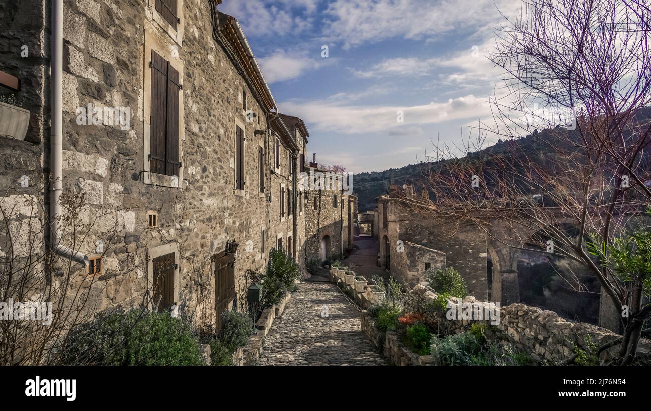 Dorfstraße in Minerve. Das mittelalterliche Dorf wurde auf einem Felsen ...