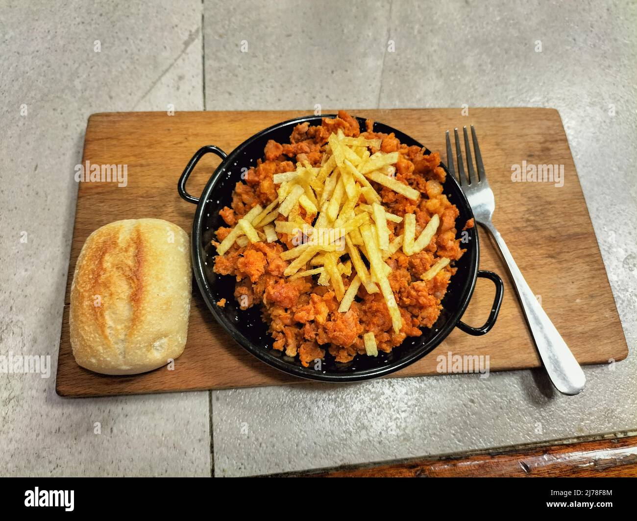 Typisch spanisches Gericht Chorizo zerbröckelt mit pommes Frites und ...