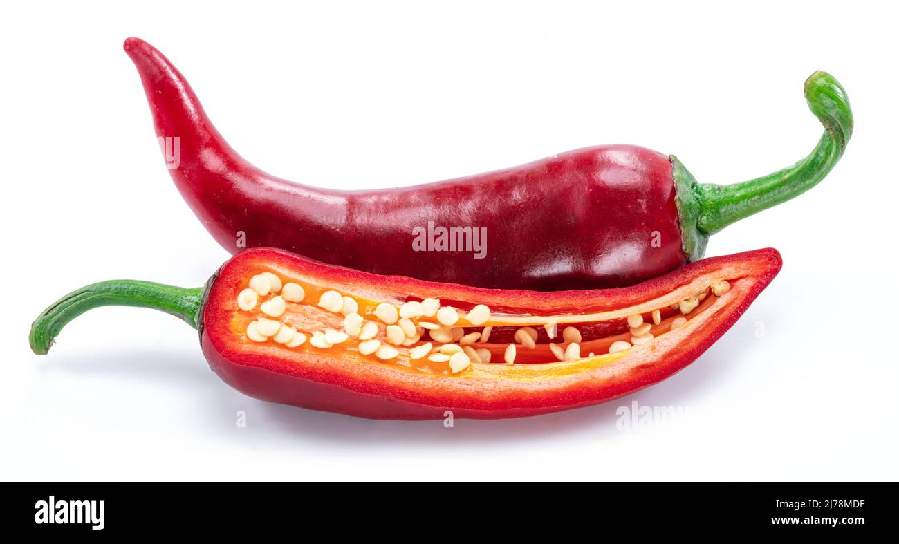 Frische rote Chilischote und Querschnitt von Chilischote mit Samen ...