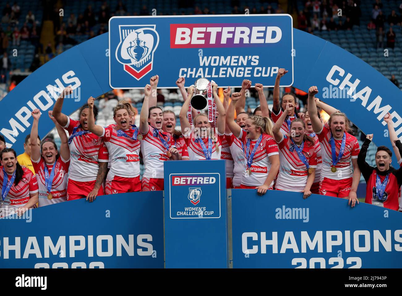 St. Helens feiern den Sieg beim Finale des Betfred Women's Challenge ...