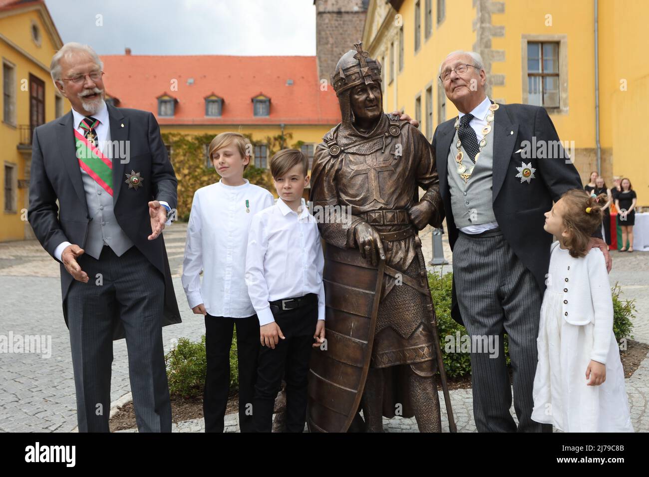 07. Mai 2022, Sachsen-Anhalt, Ballenstedt: Eduard Prinz von Anhalt (r ...