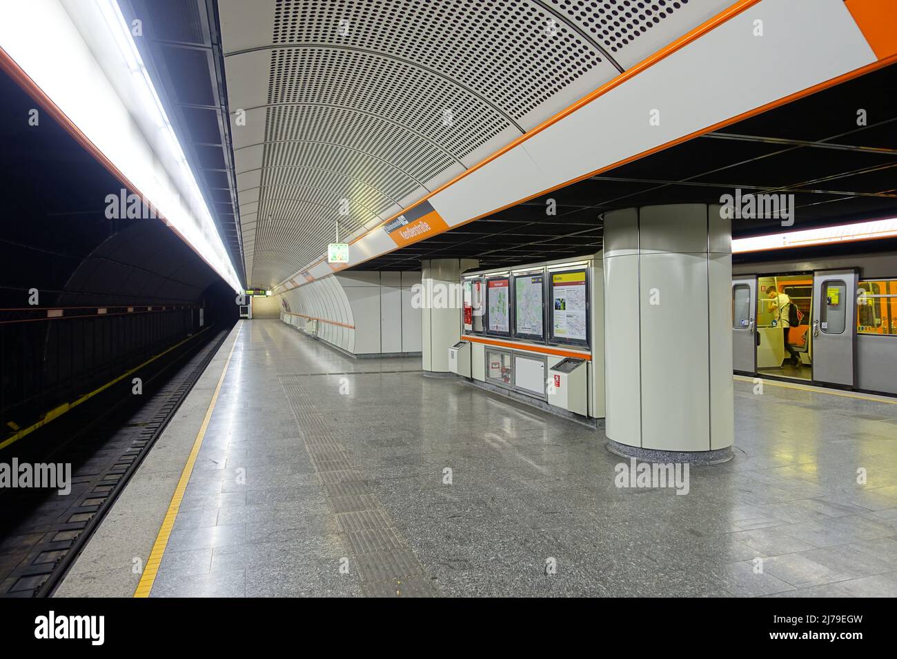 Wien, U-Bahn-Linie U3, Station Kendlerstraße // Wien, U-Bahn-Linie U3 ...