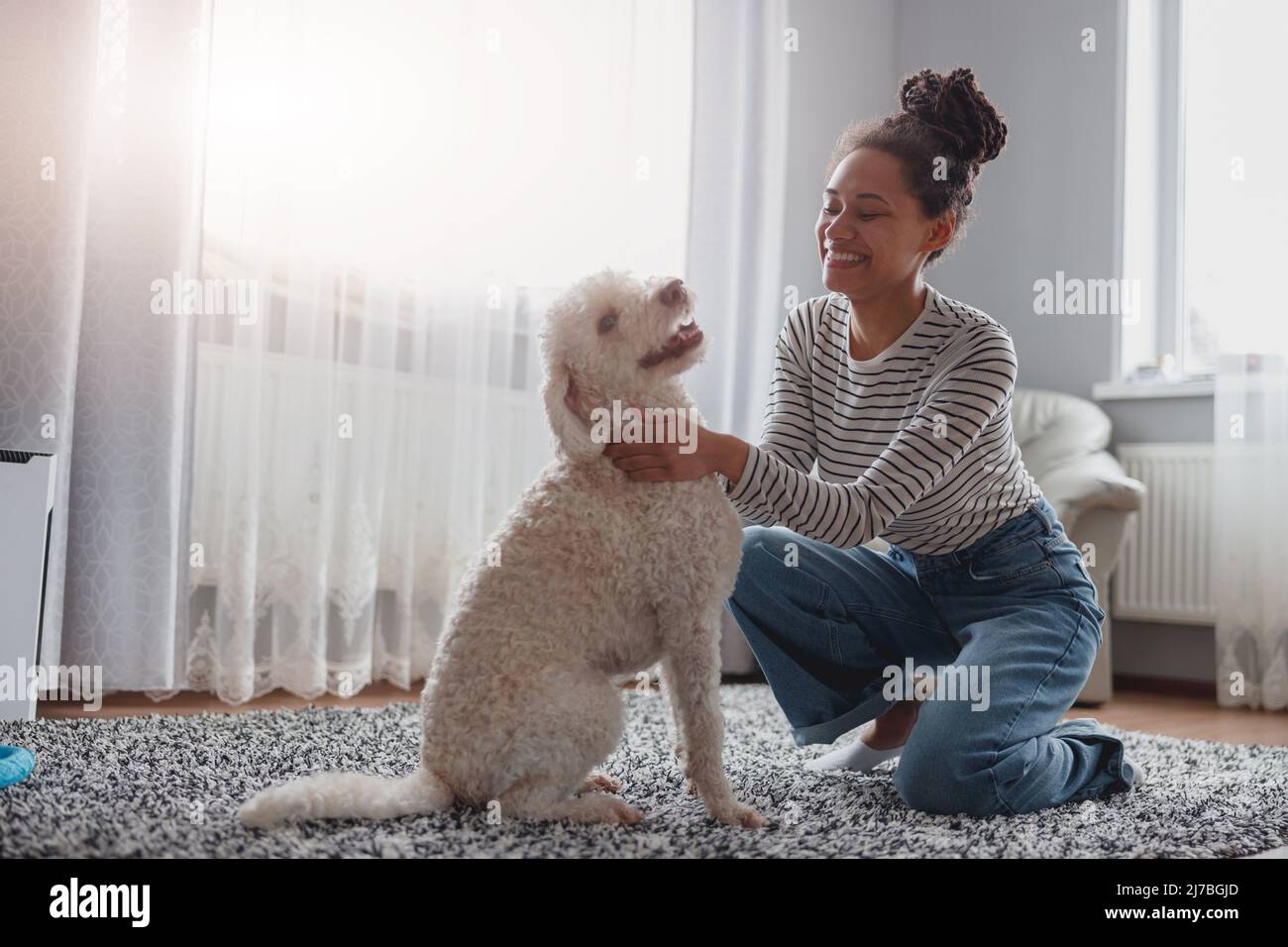Weißhaarige frau mit hund -Fotos und -Bildmaterial in hoher Auflösung ...