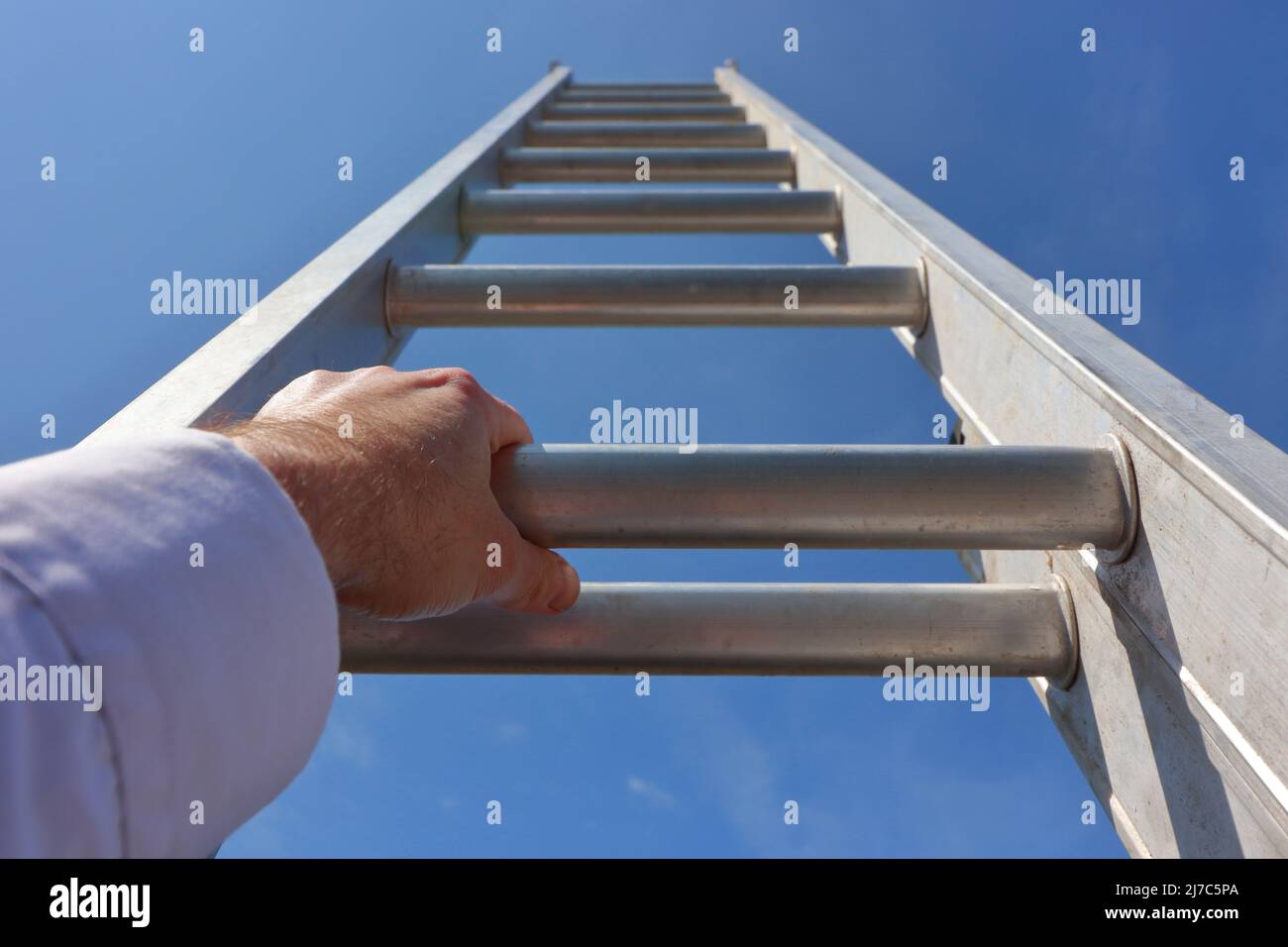 Person, die eine leiter hochklettert -Fotos und -Bildmaterial in hoher ...