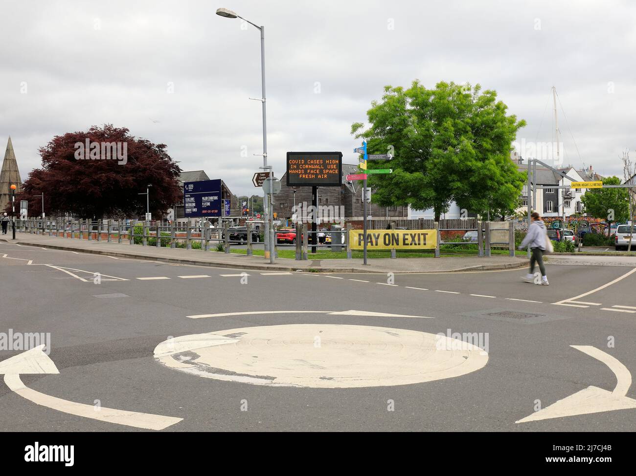 Mini roundabout sign -Fotos und -Bildmaterial in hoher Auflösung – Alamy