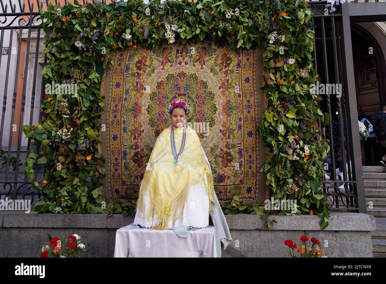 Ein Mädchen, La Maya, sitzt auf einem Altar während der Feier des La ...