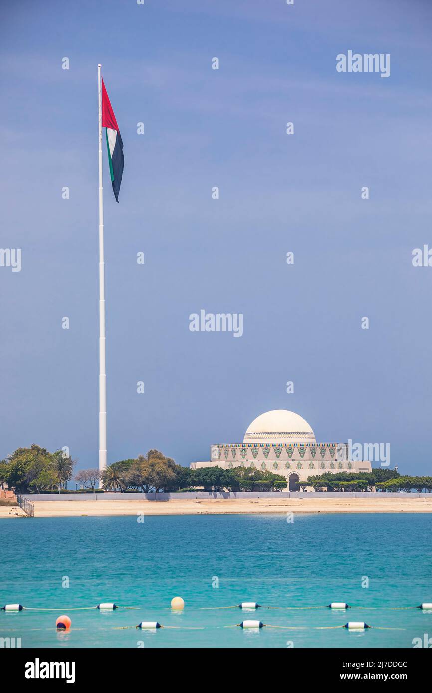 ABU DHABI, VAE - 18. April 2022: Flagge der Vereinigten Arabischen ...