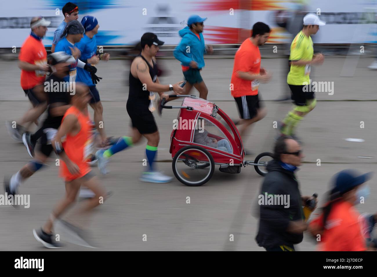 8. Mai 2022, Santiago, Metropolitana, Chile: Ein Mann läuft mit seinem ...
