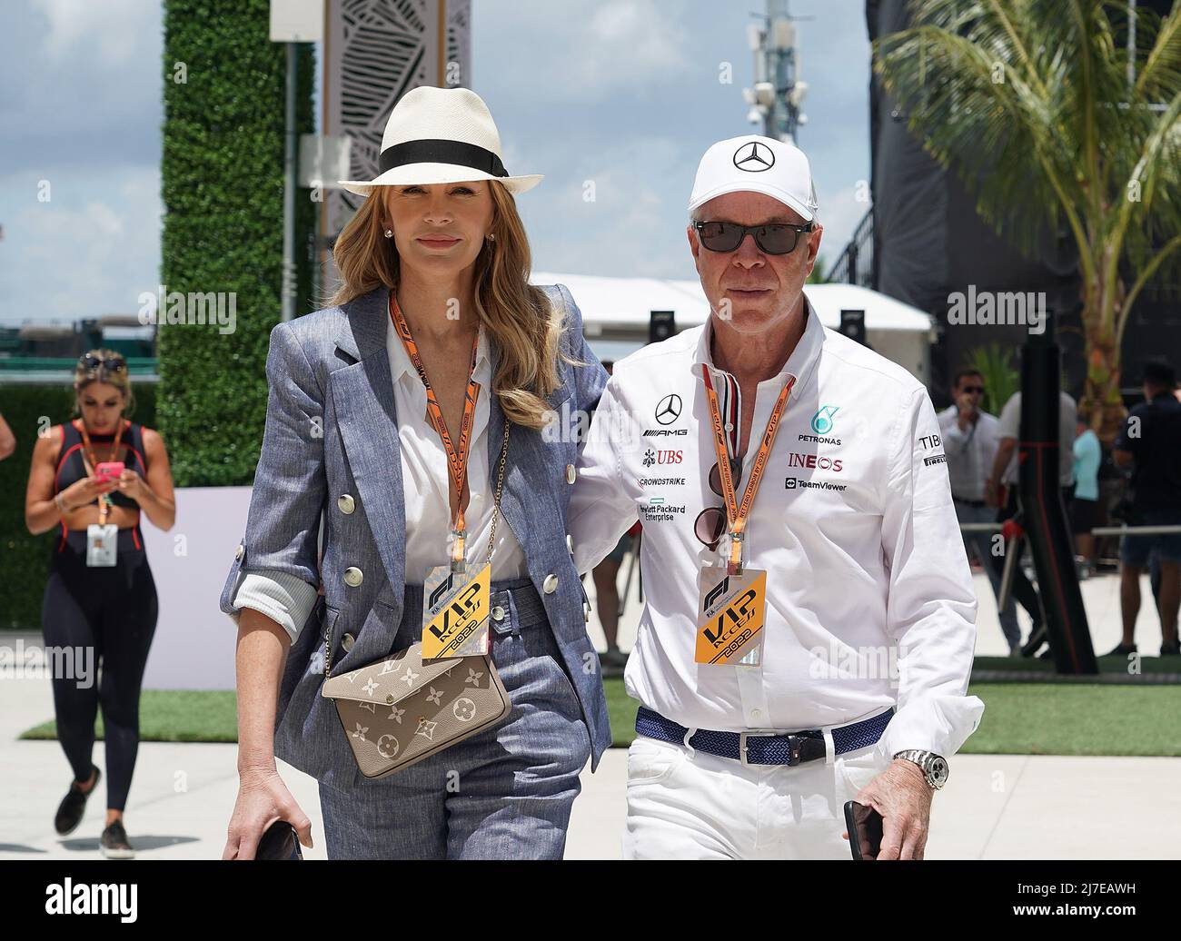 L R Modedesigner Tommy Hilfiger seine Frau Dee Hilfiger Schauspielerin Jessica Alba und ihr Ehemann Cash Warren nehmen an der Tommy Hilfiger Omotesando Flagship Store Eroffnung in Tokio Japan am 16