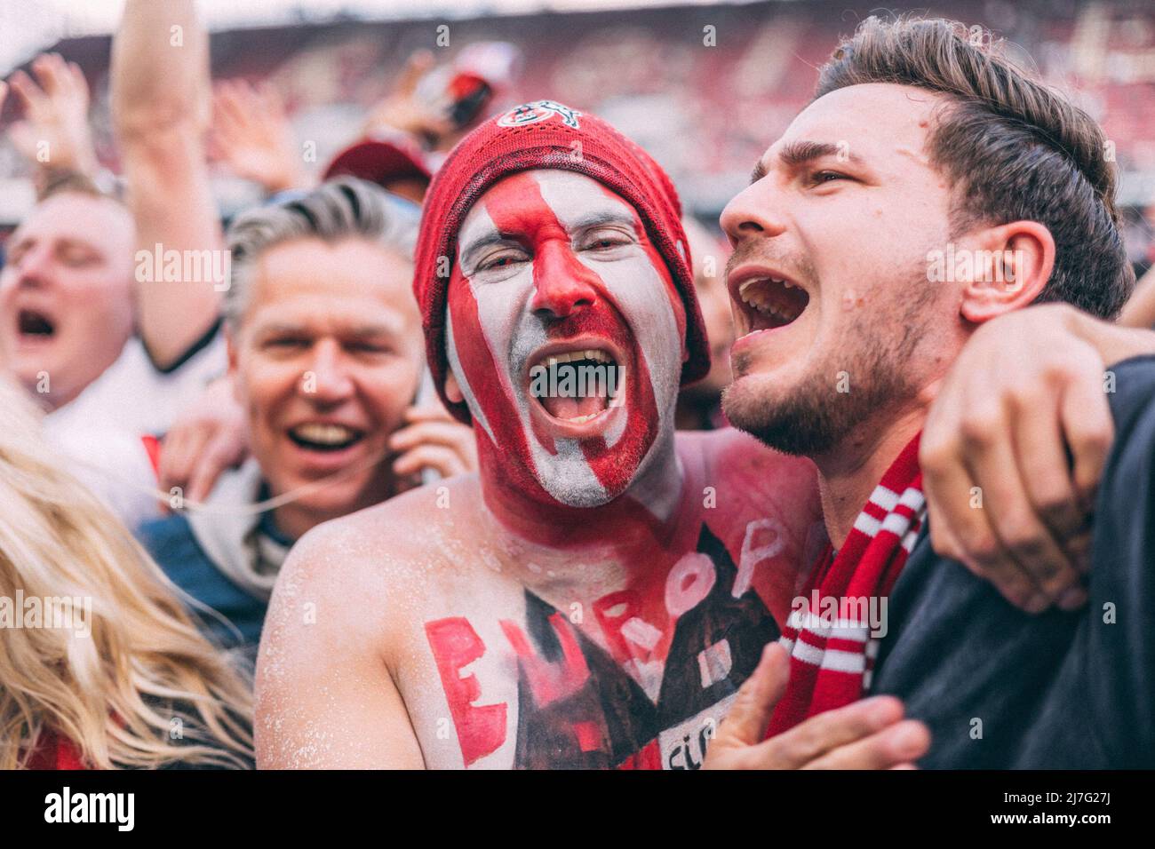 Köln, RheinEnergieStadion, 07.05.22: Fans des 1.FC Köln feiern den ...