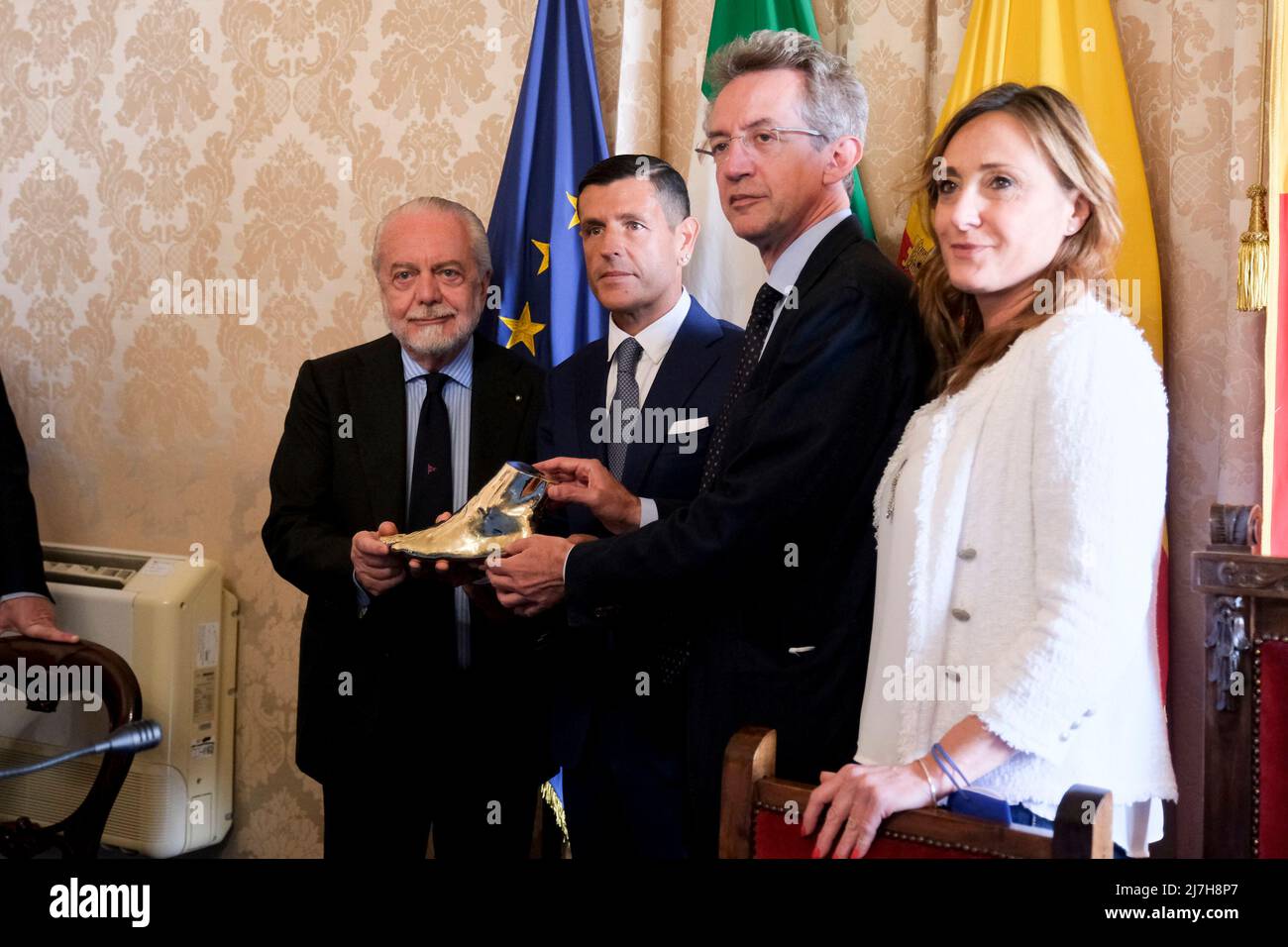 Zeremonie im Palazzo San Giacomo. Der Bürgermeister von Neapel, Gaetano ...