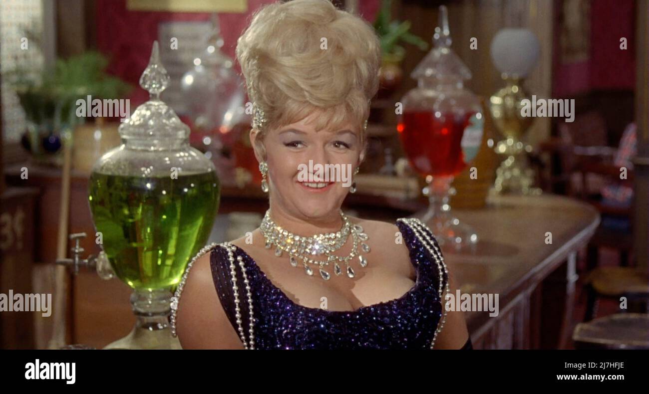 London.UK. Joan Sims in einer Szene in (C) Anglo-Amalgamated/Warner ...