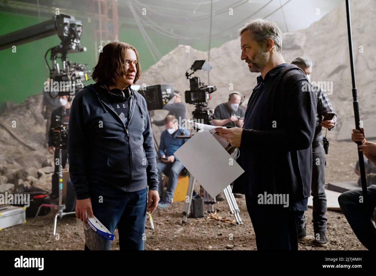 DIE BLASE, von links: Fred Armisen. regisseur Judd Apatow, am Set, 2022 ...