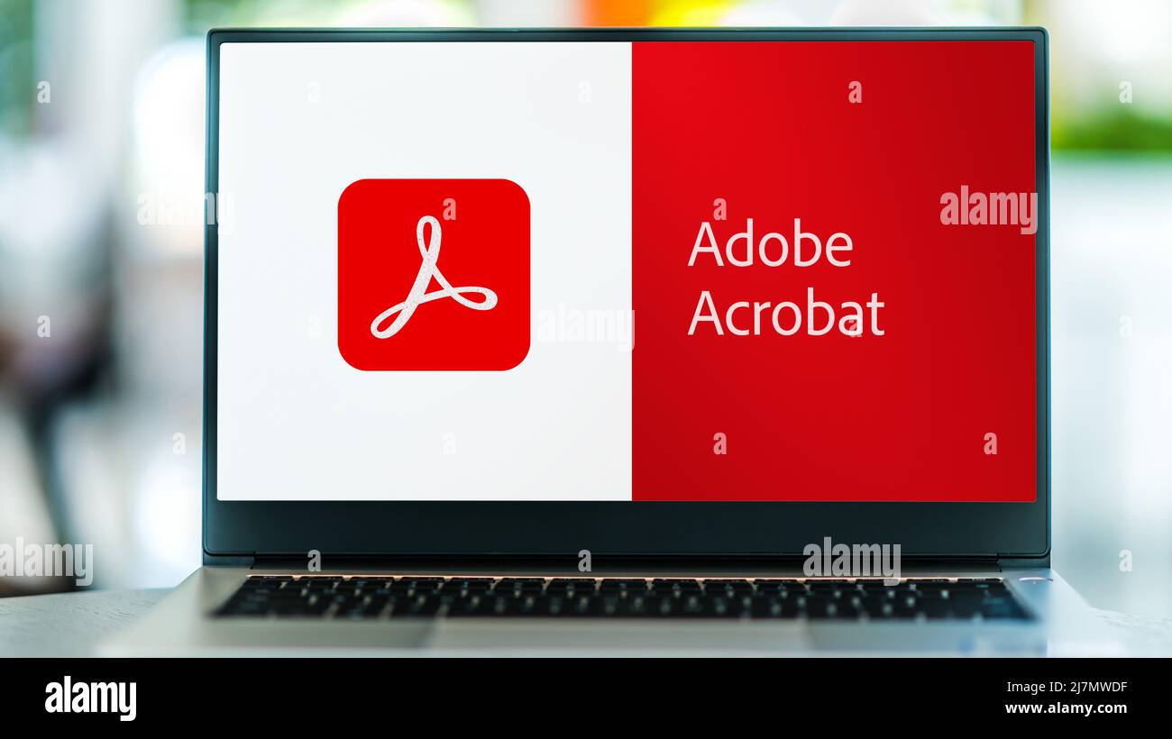 POZNAN, POL - SEP 22, 2021: Laptop-Computer mit Logo von Adobe Acrobat ...
