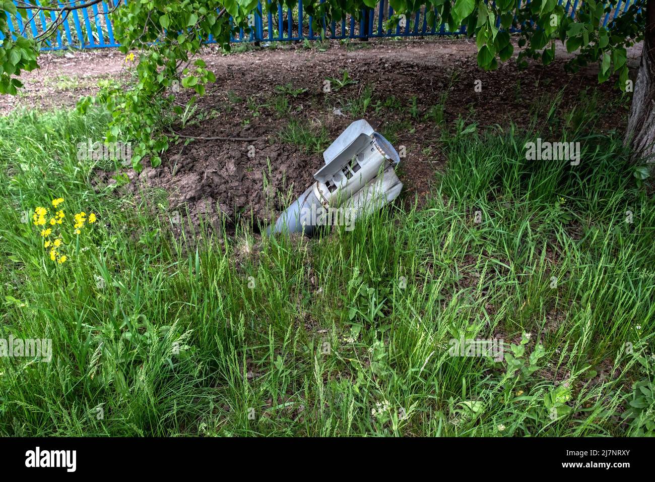 Eine BM-21 Grad Granate vor einem Haus des Dorfes, die Rakete ist 3m ...