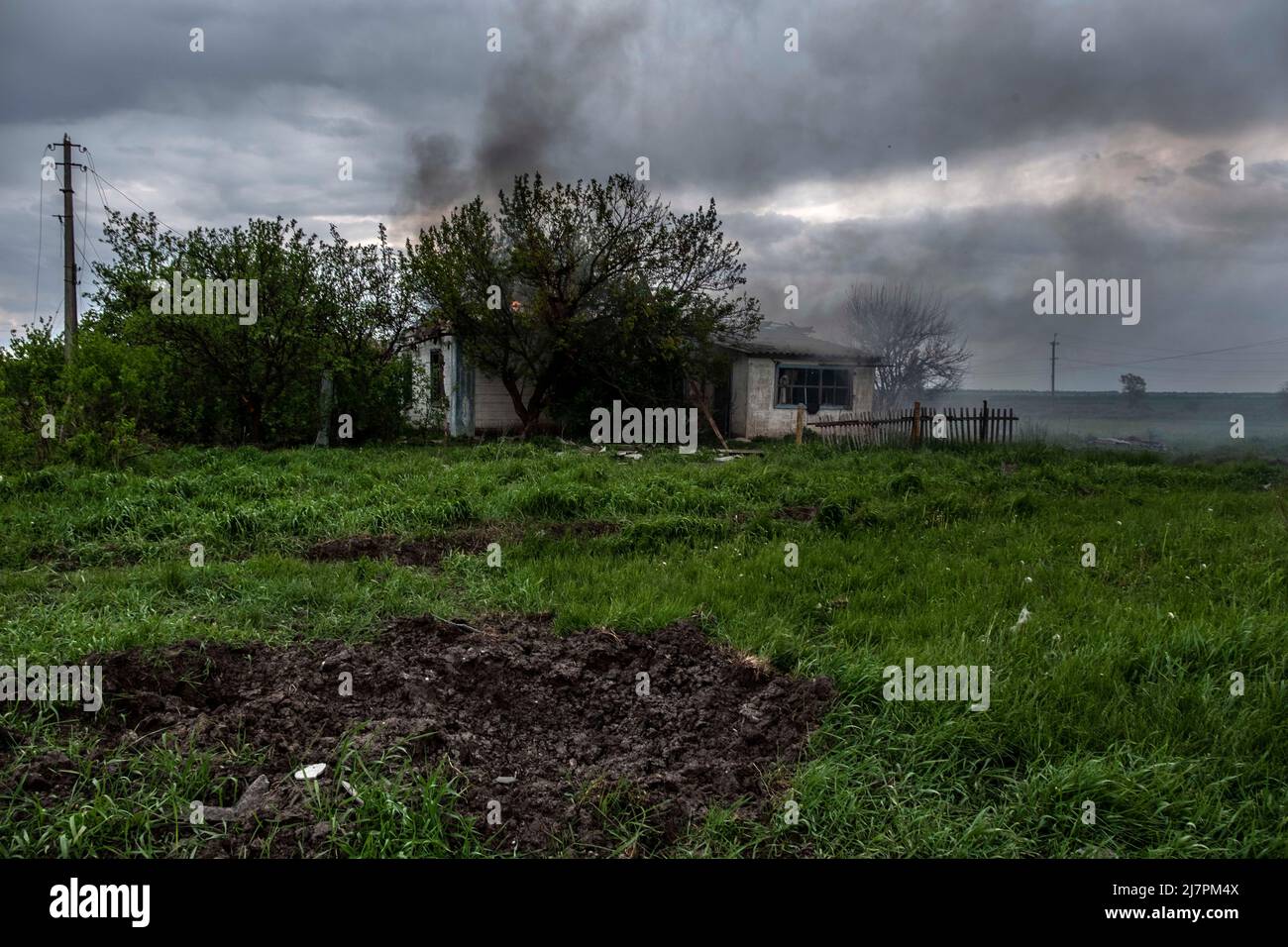 Ein Haus, das durch die BM-21 GRAD Rakete im Dorf Poltawka zerstört ...